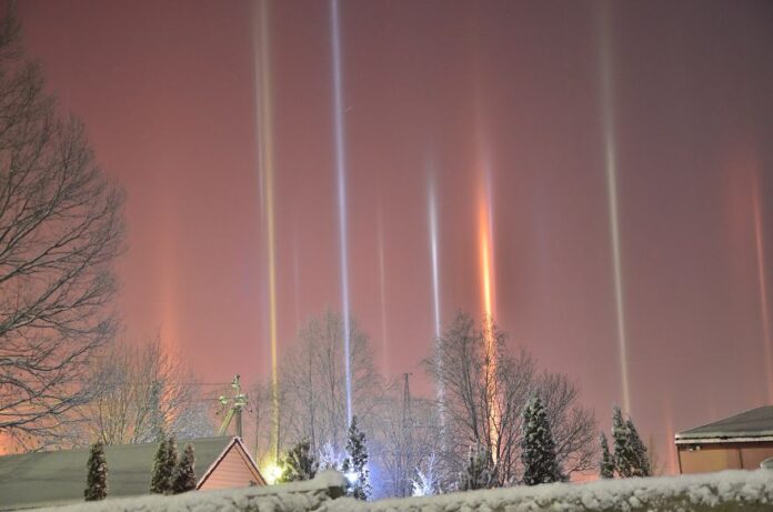 Photographer Captures Amazing Light Pillars In Northern Ontario (25 ...